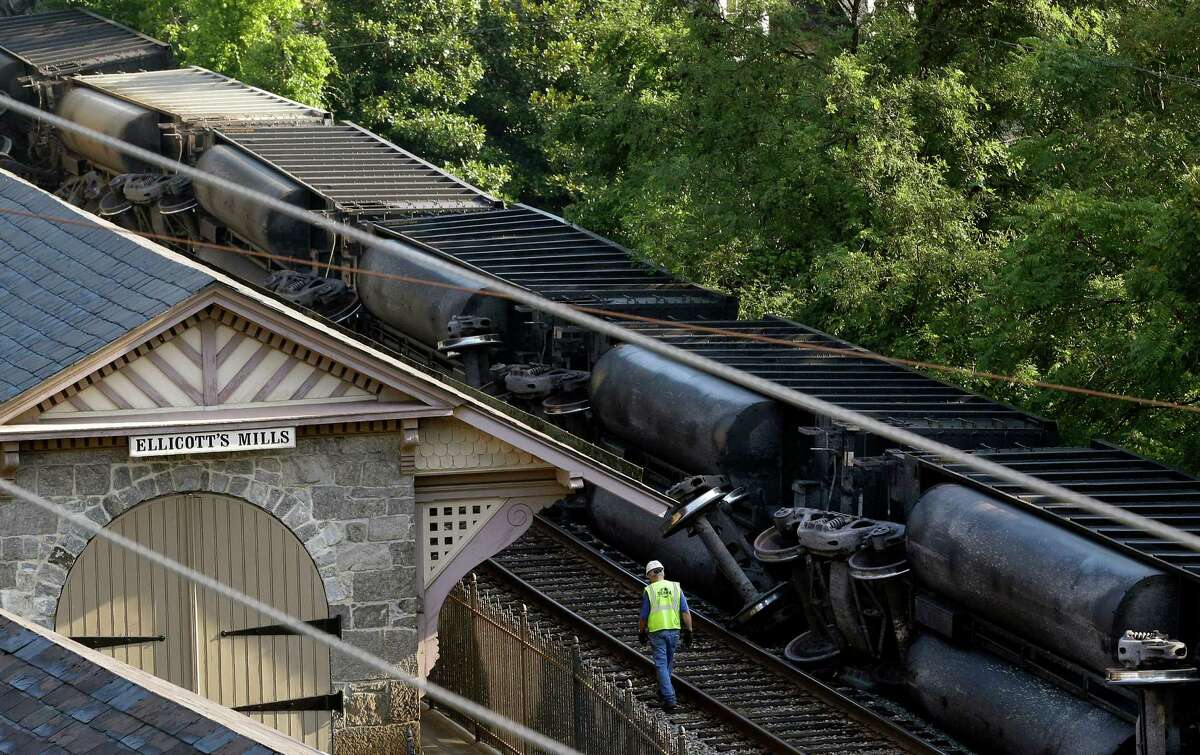 Train derails, leaves 2 dead