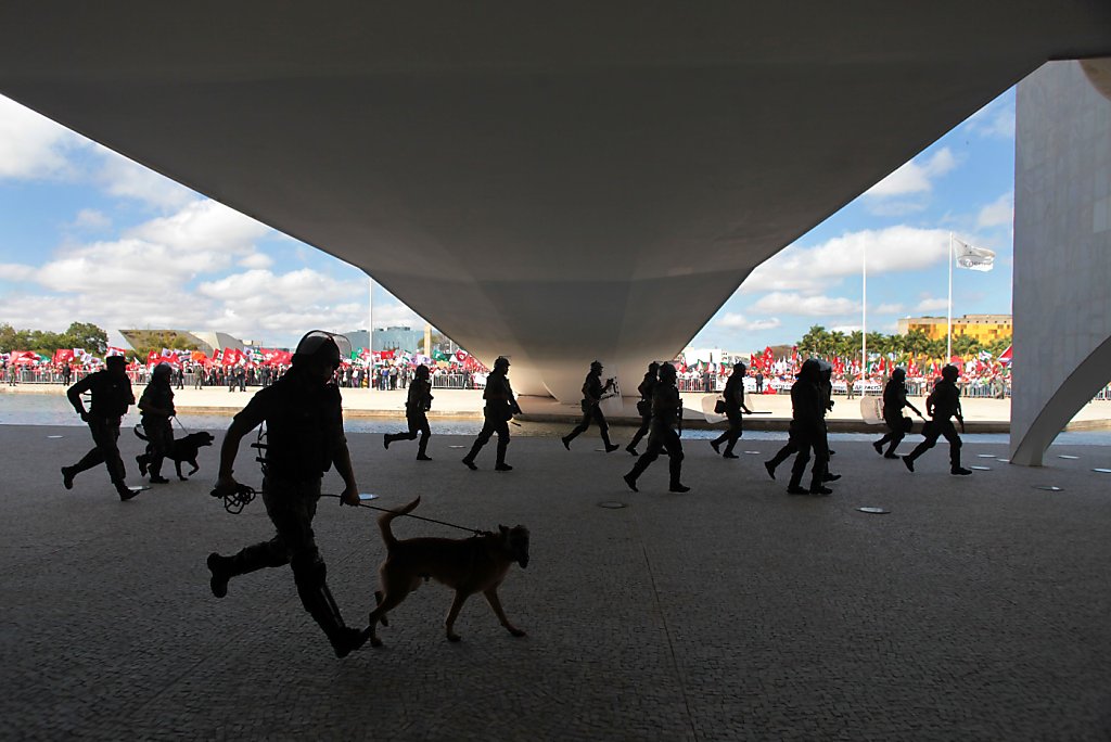 Brazil: Workers march on presidential palace