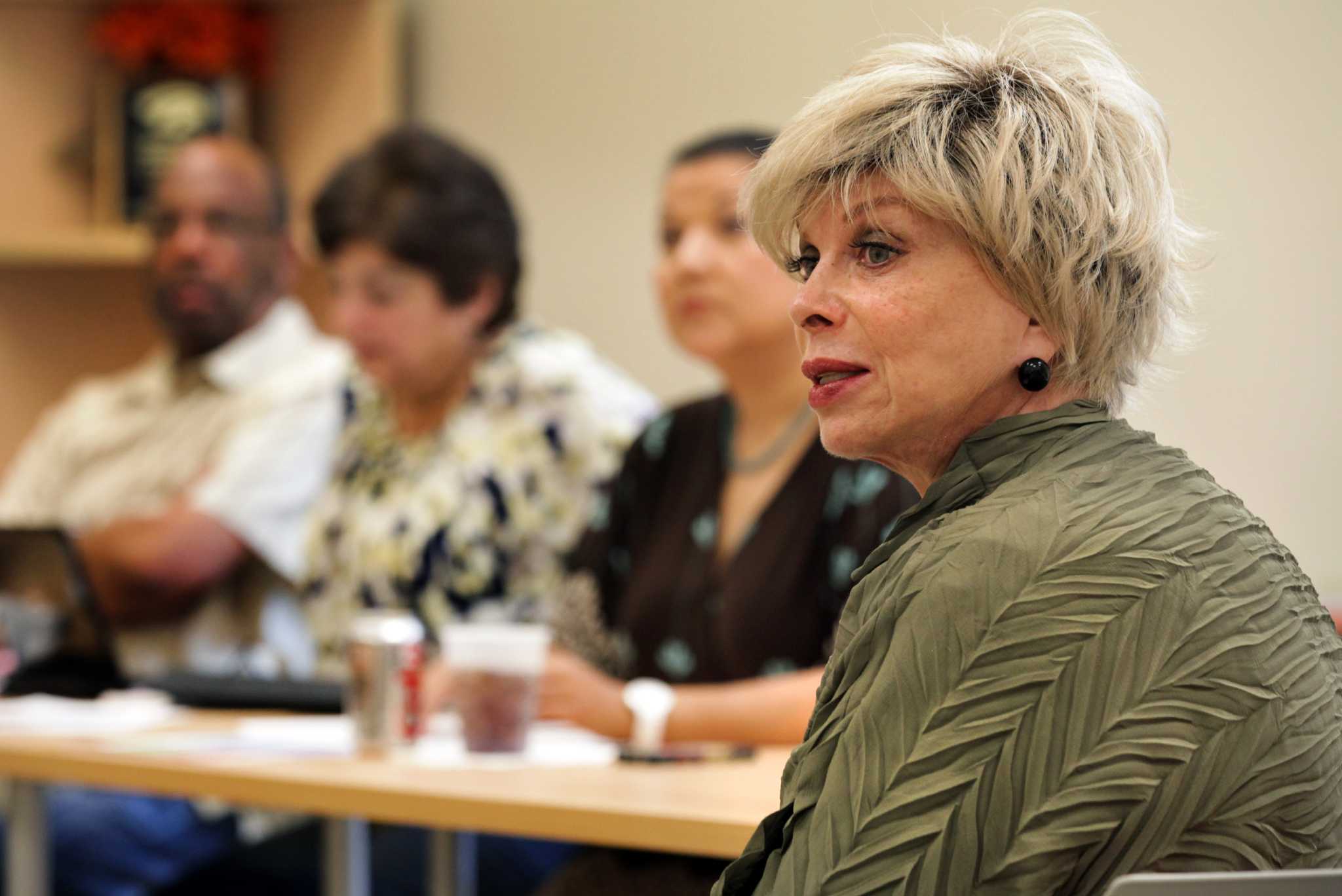 H-E-B chief offered to help pay next SAISD superintendent