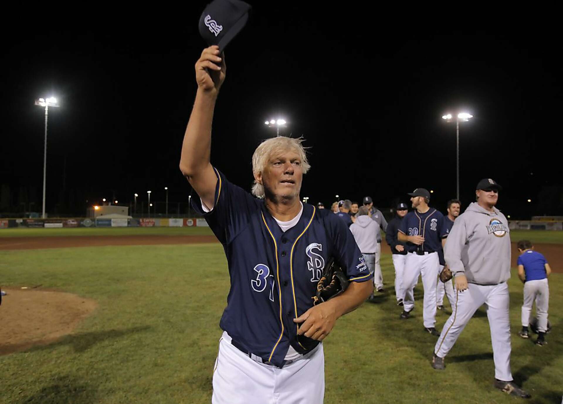 Bill Lee wins professional game at 65