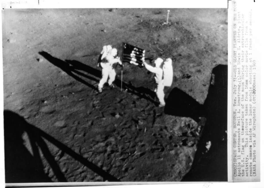Neil Armstrong, 1st man on the moon, dies - Houston Chronicle