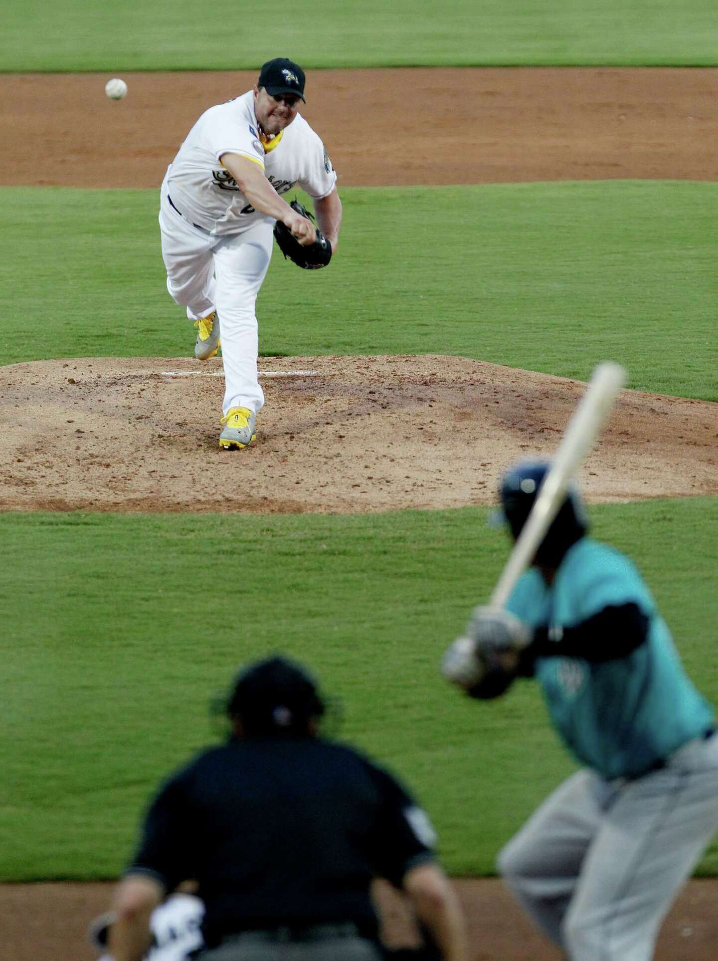 Bluefish can't score a run on Clemens, Skeeters