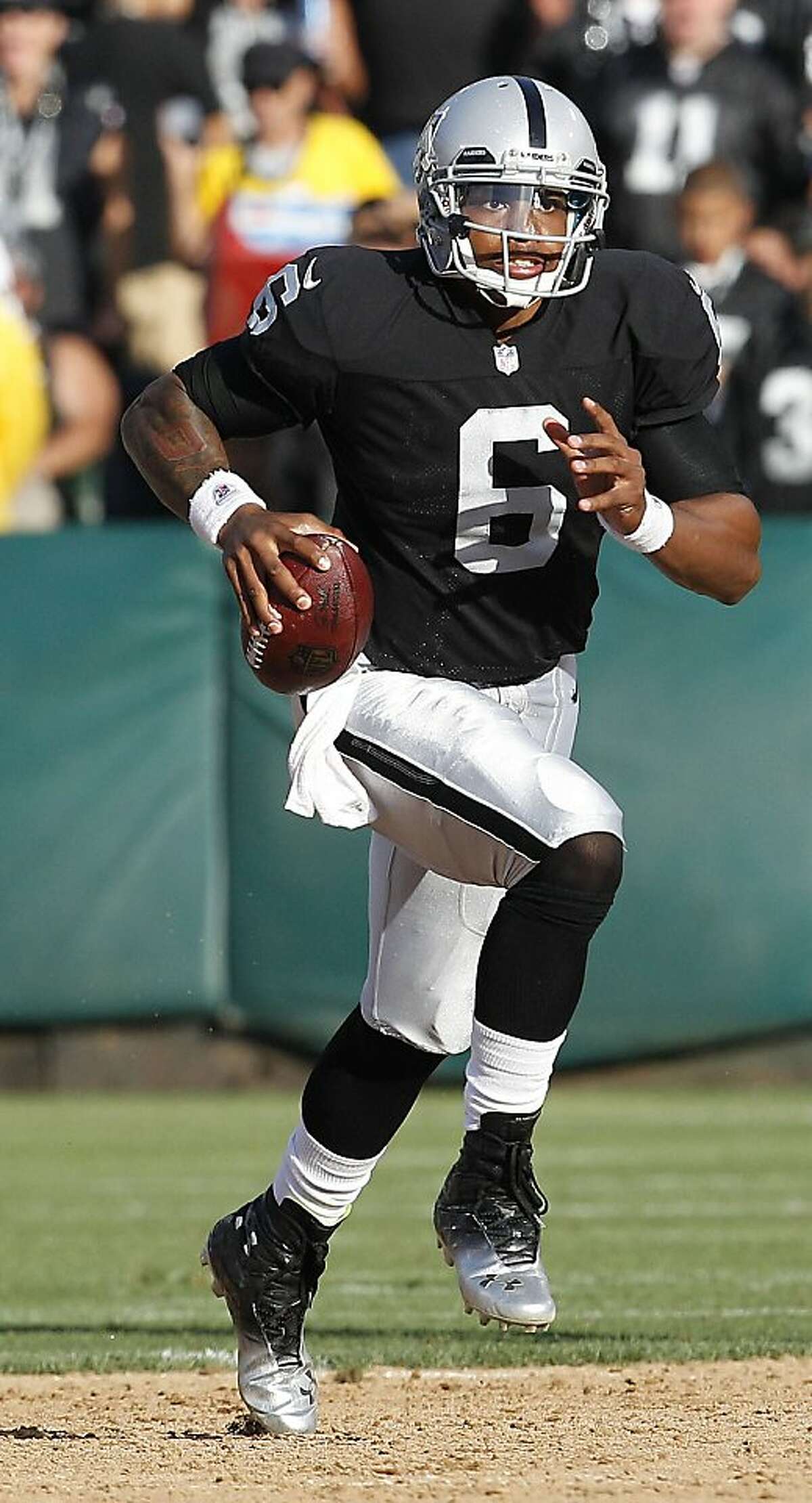Pryor leads Raiders to preseason win