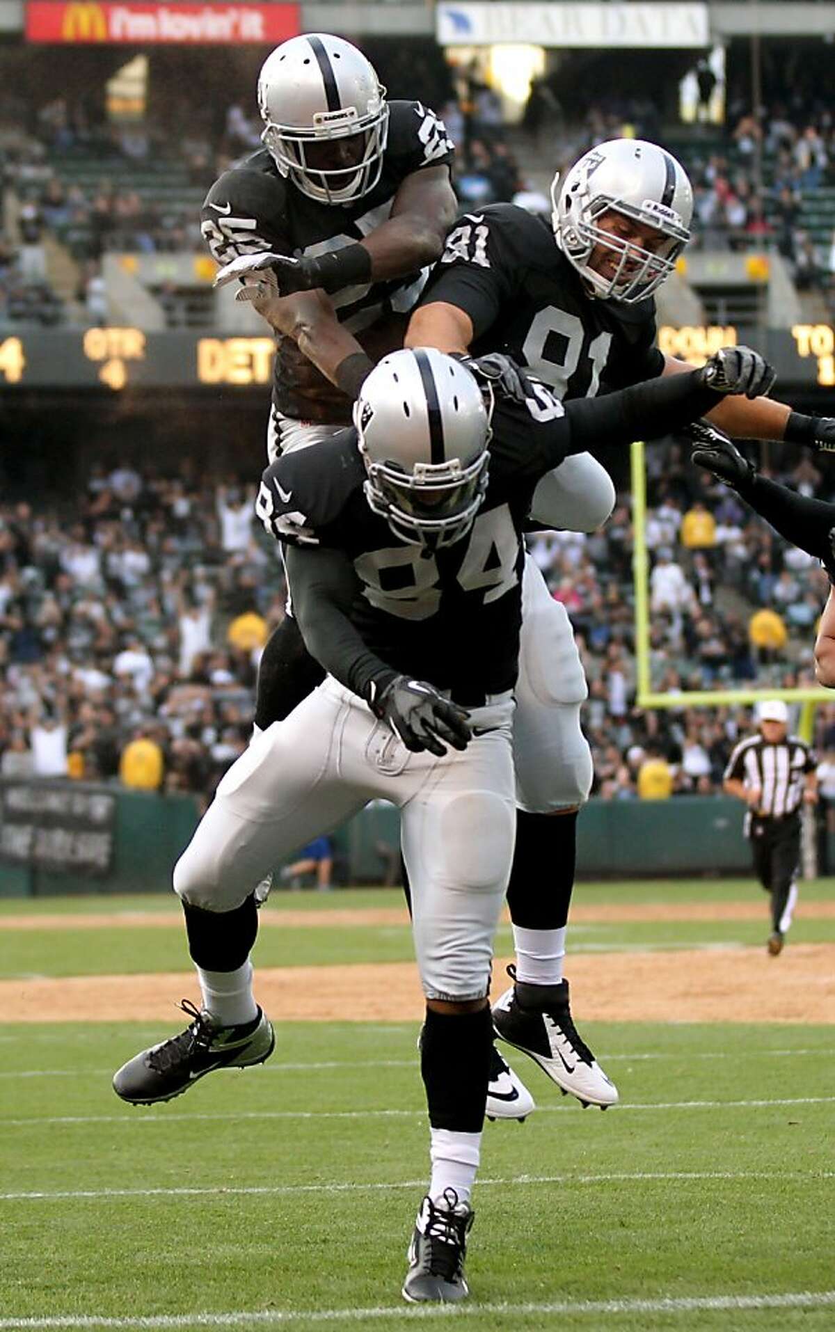 Pryor leads Raiders to preseason win