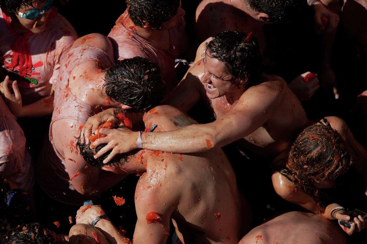Tomato fight: 40,000 people, 120 tons of fruit
