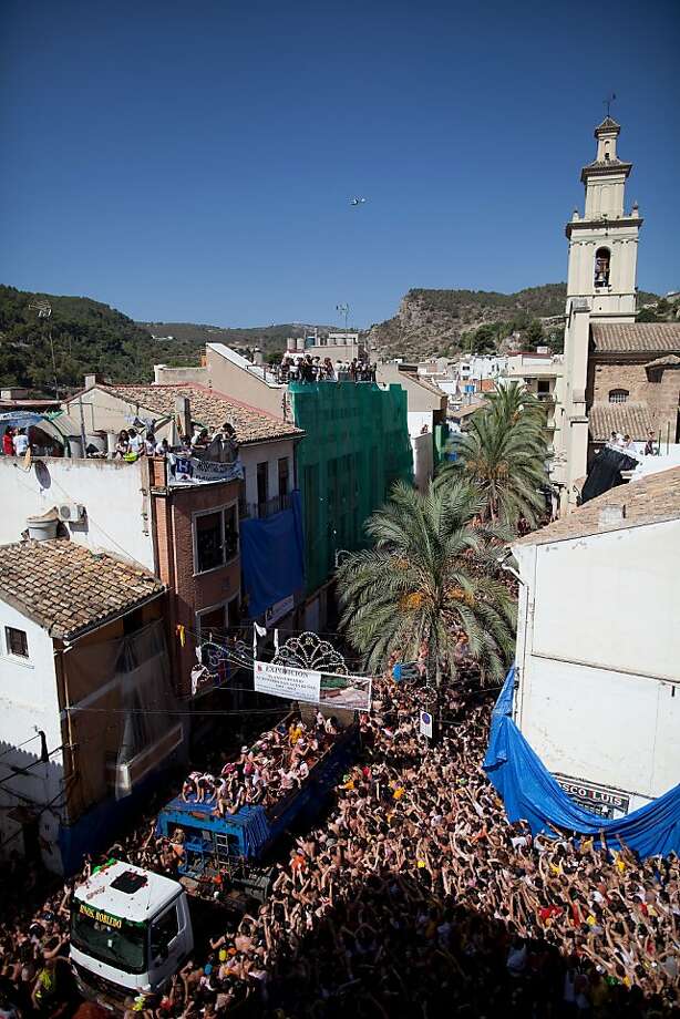 Spanish town turns red for annual tomato fight - SFGATE