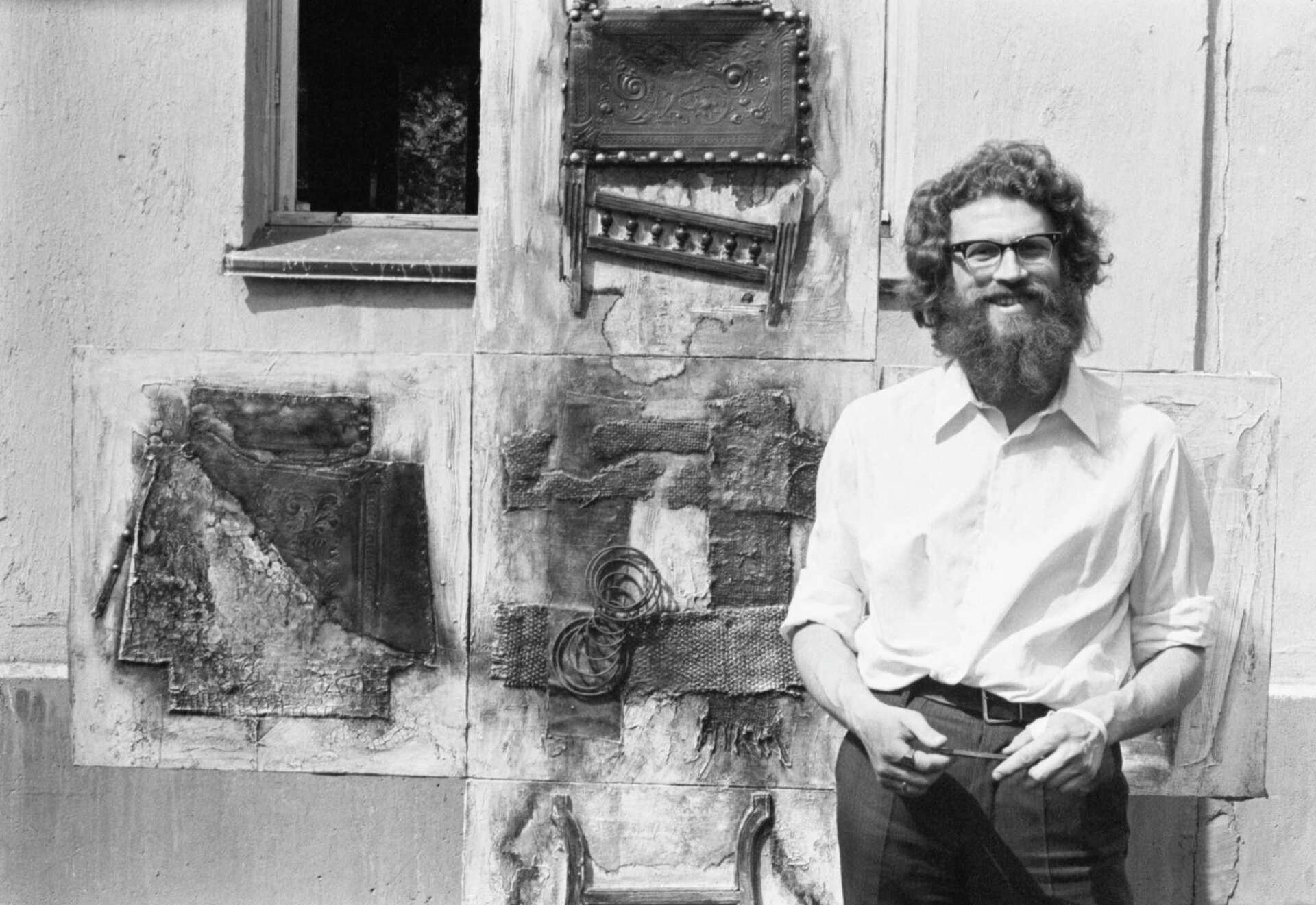 Portrait of family feud over artwork