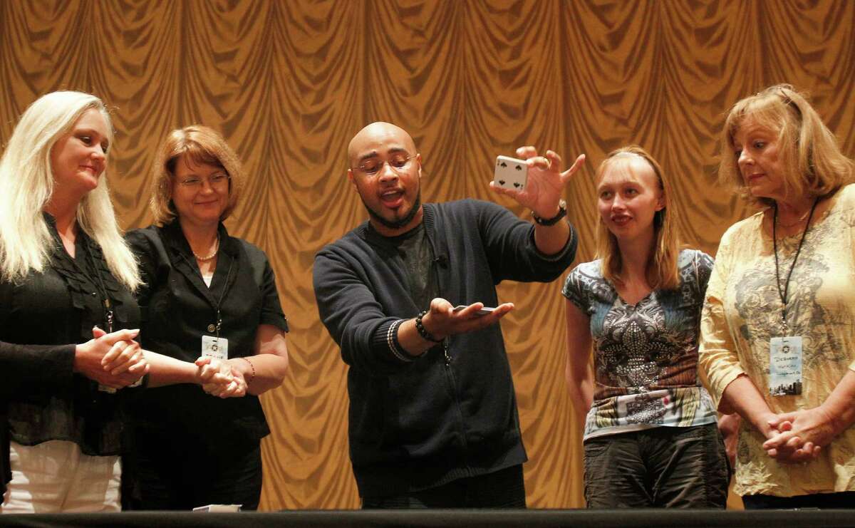 Sleight of hand draws crowd to magic convention