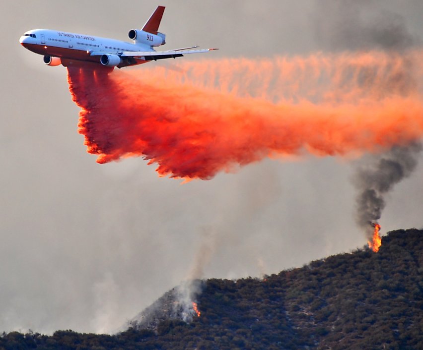 Wildfire grows, spoiling LA-area holiday plans