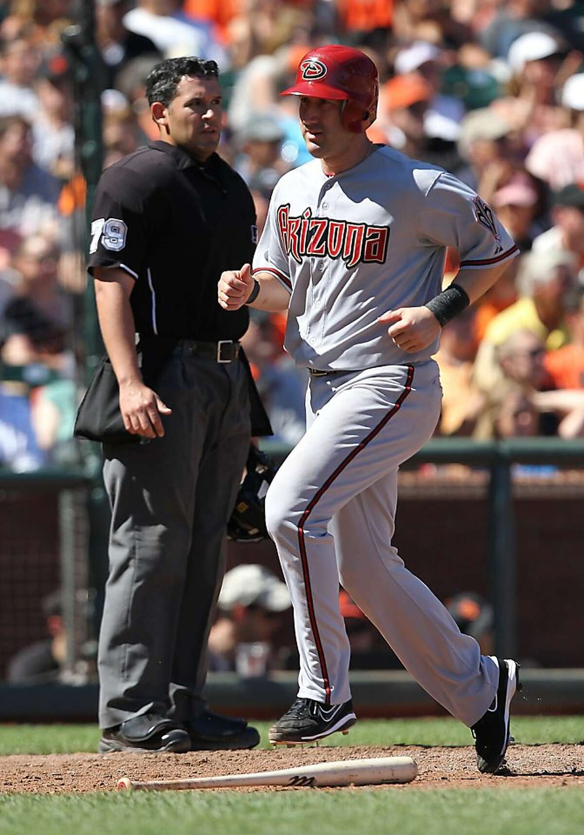 Giants rally to trim D'backs in 10