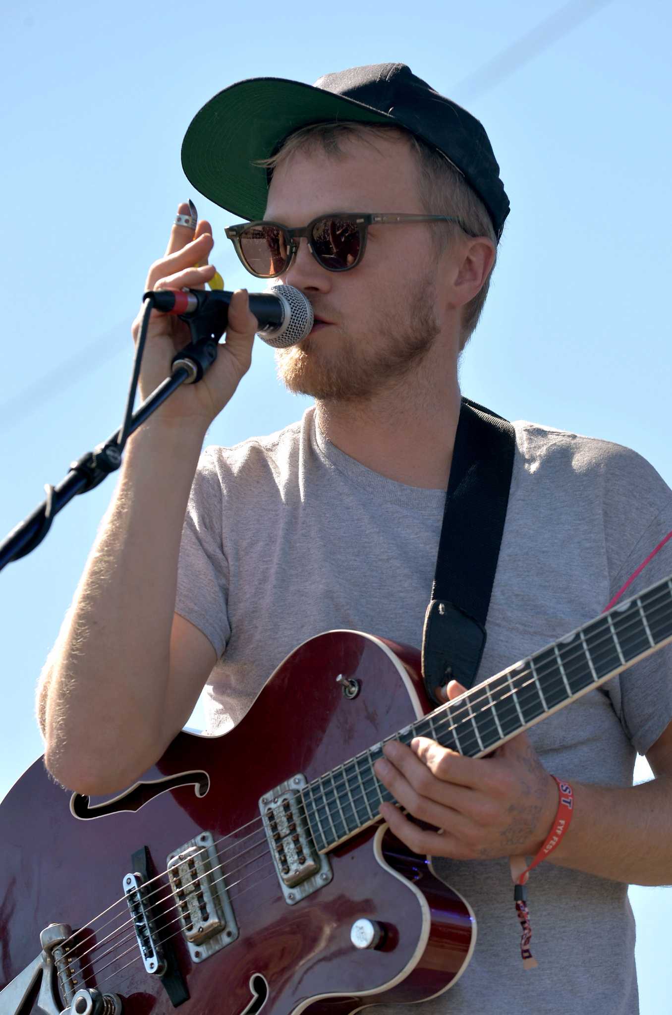 Austin singer-songwriter offers 'Apologies'