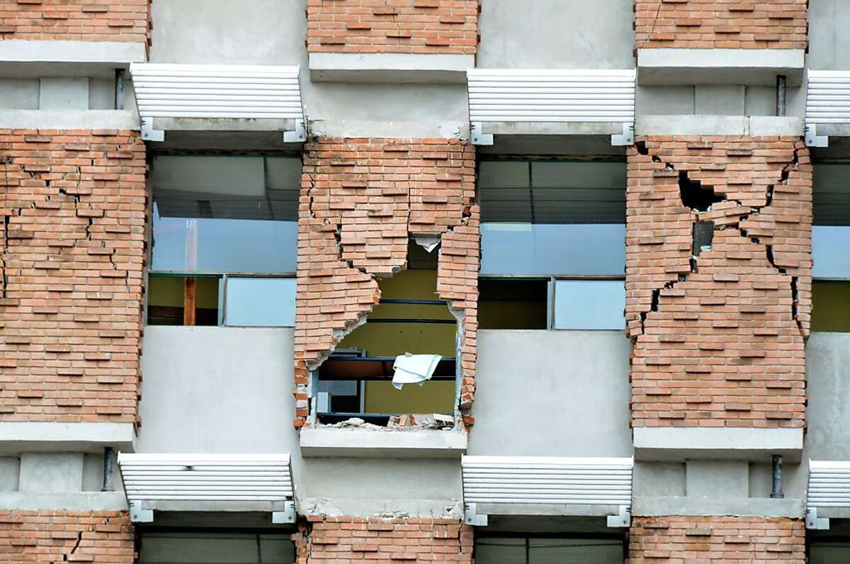 Strong Costa Rica quake causes panic, minor damage