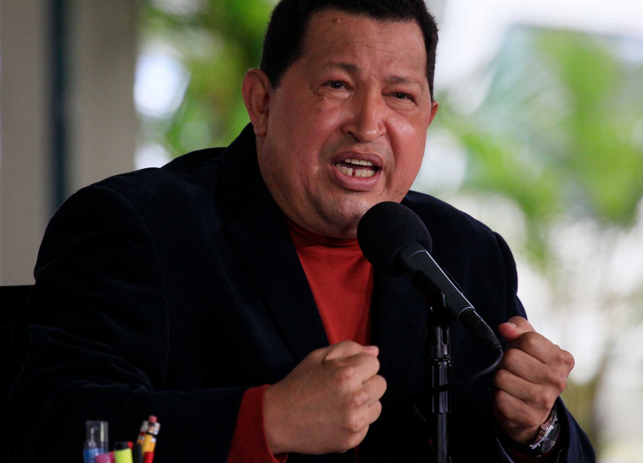Chavez backs energy minister despite refinery blast