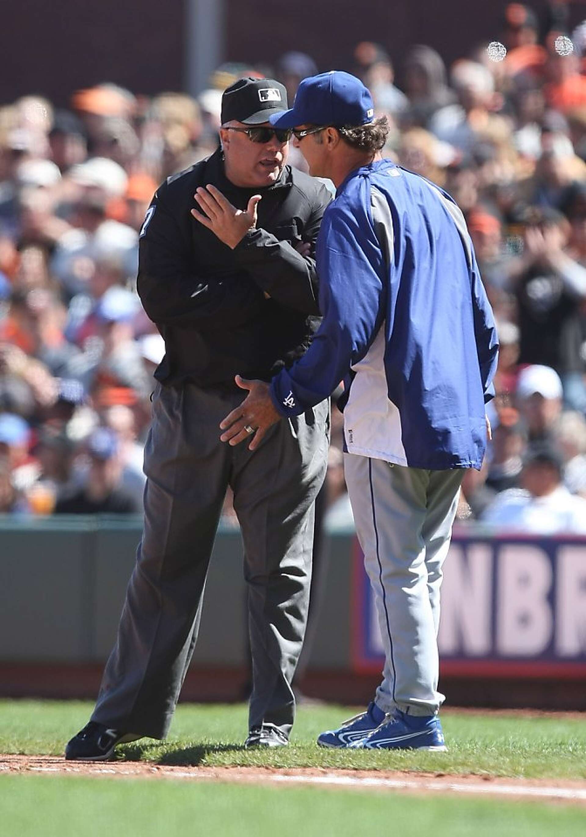 Dodgers serve notice, beat Giants 3-2