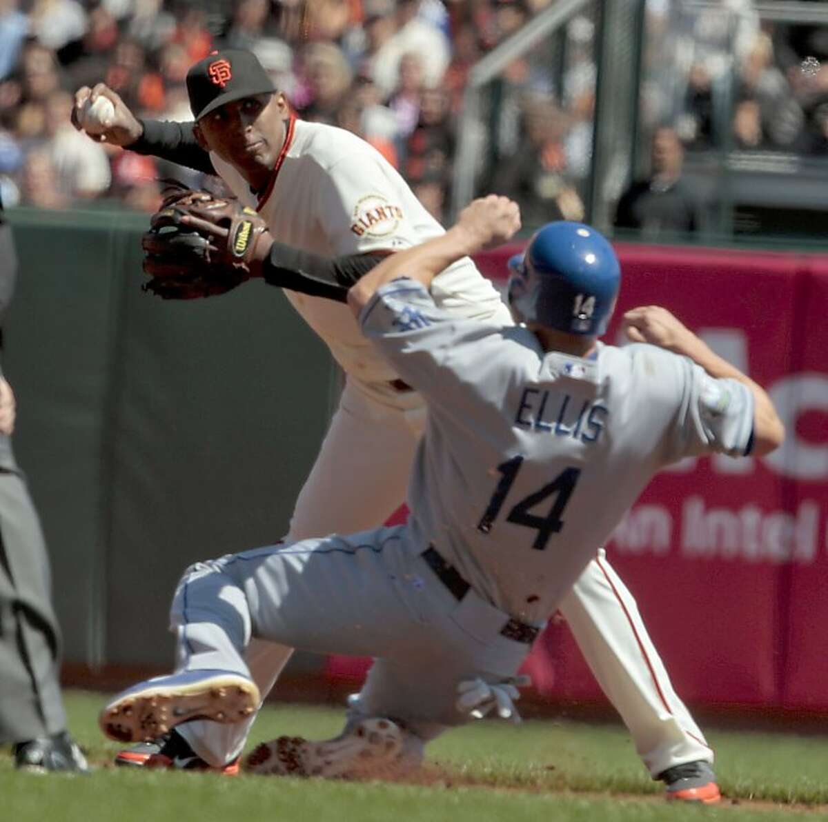 Dodgers serve notice, beat Giants 3-2