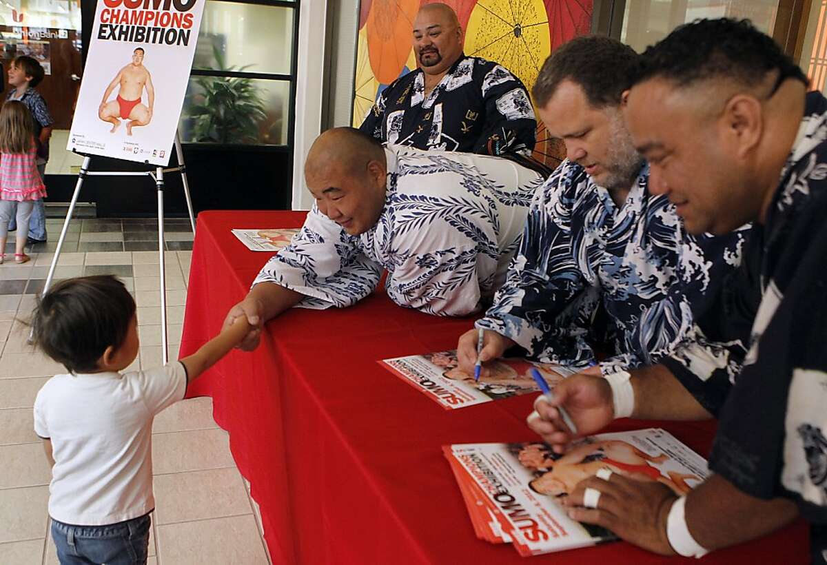 Sumos push weight around in Japantown
