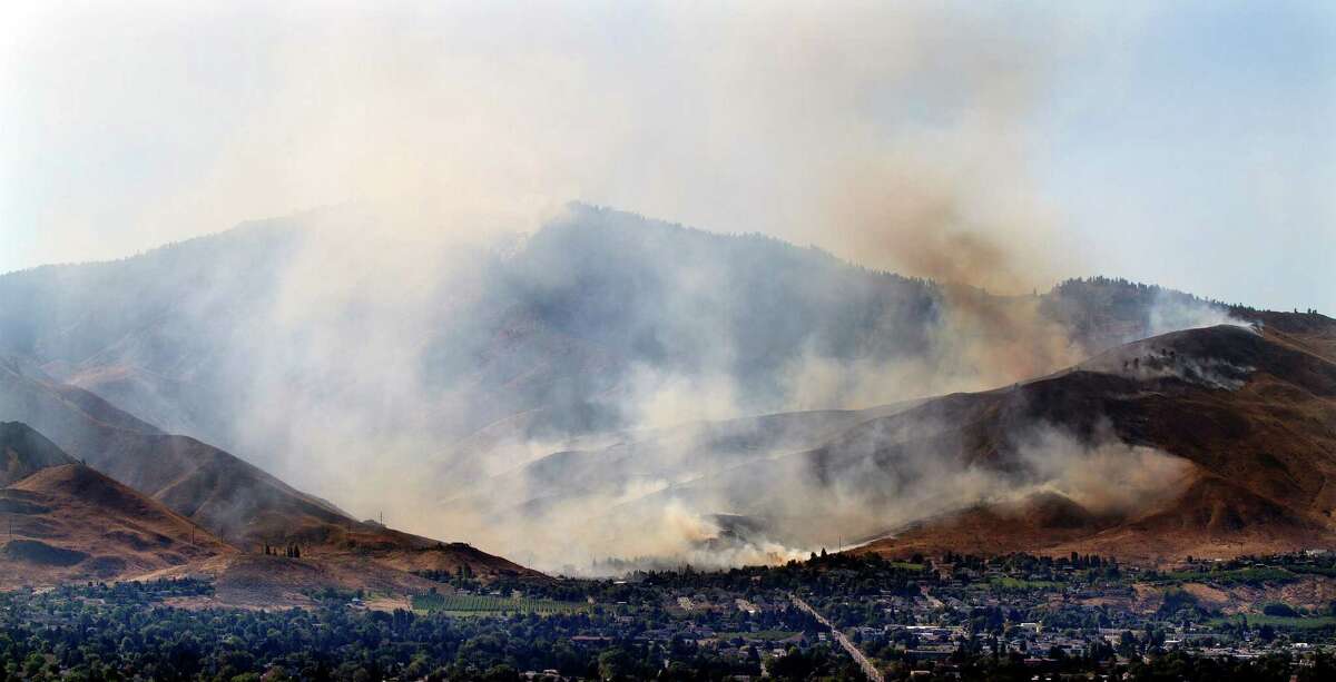Wildfire burns near Wenatchee