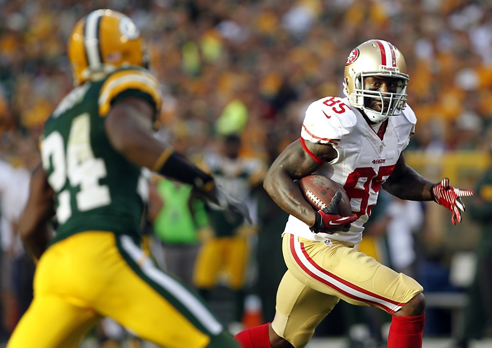 Receivers open space for Vernon Davis