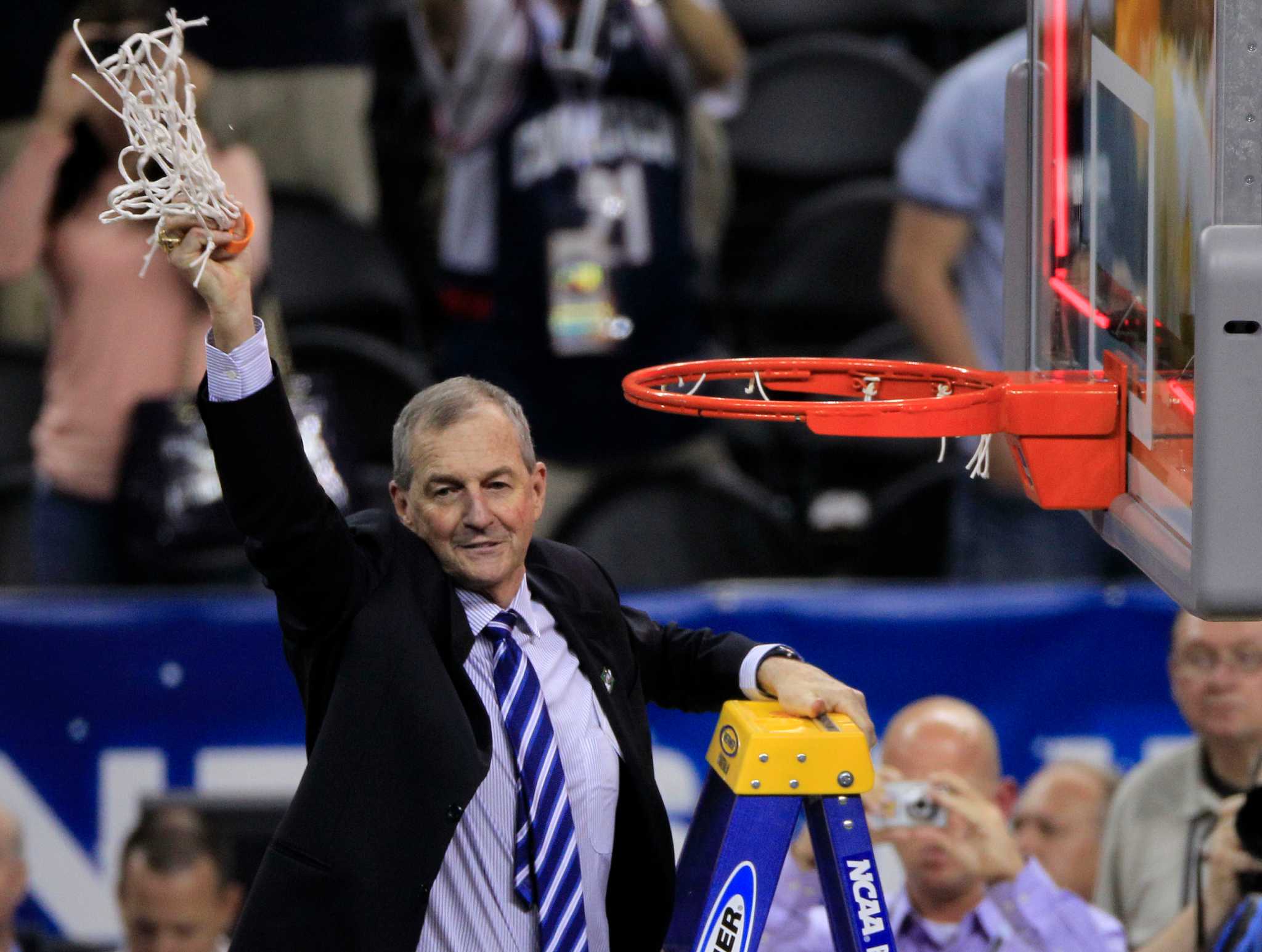 UConn coach Calhoun to announce retirement
