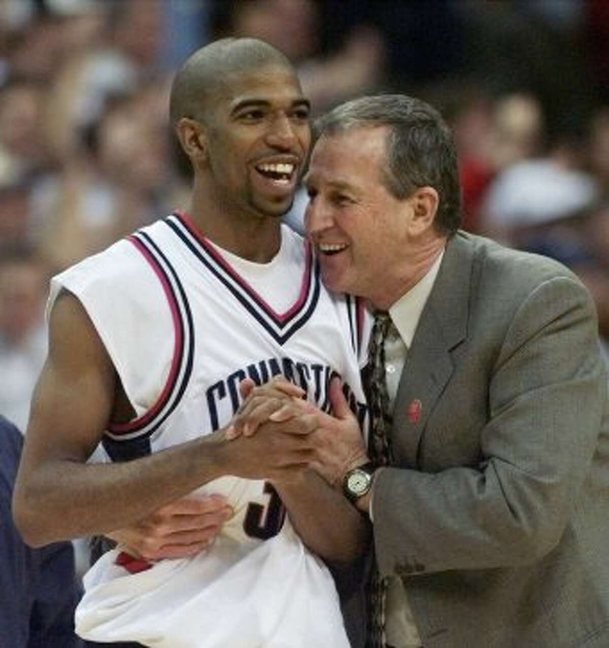 UConn basketball coach to step down