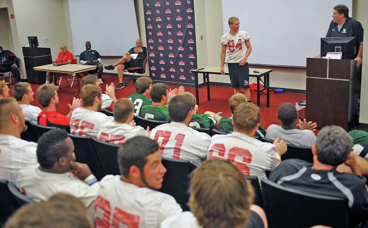 Lamar, Woodard restructure contract