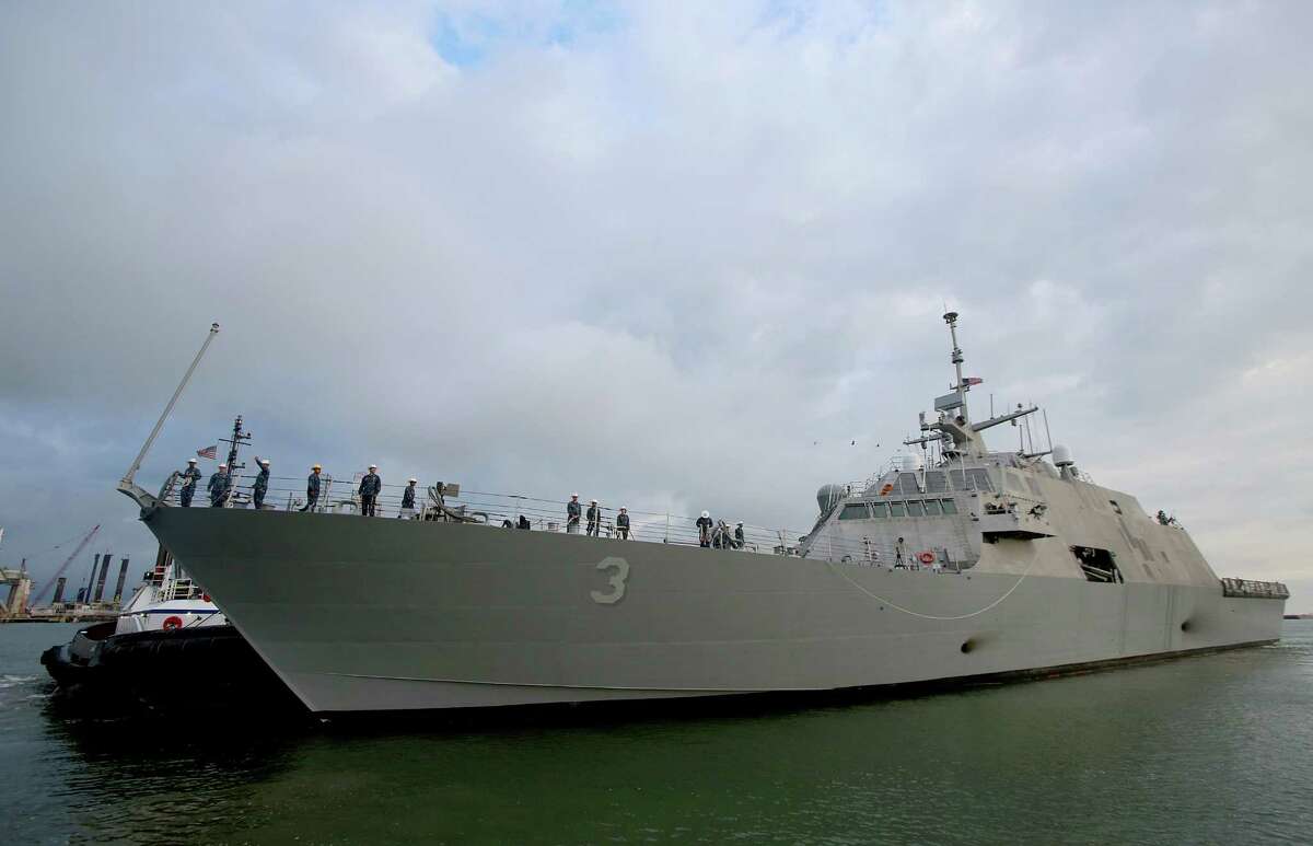 USS Fort Worth opens for public tours