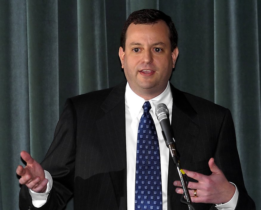RadioShack CEO steps down as stock falls