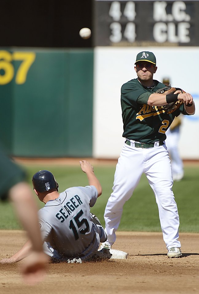 A's dust Seattle, near playoff spot