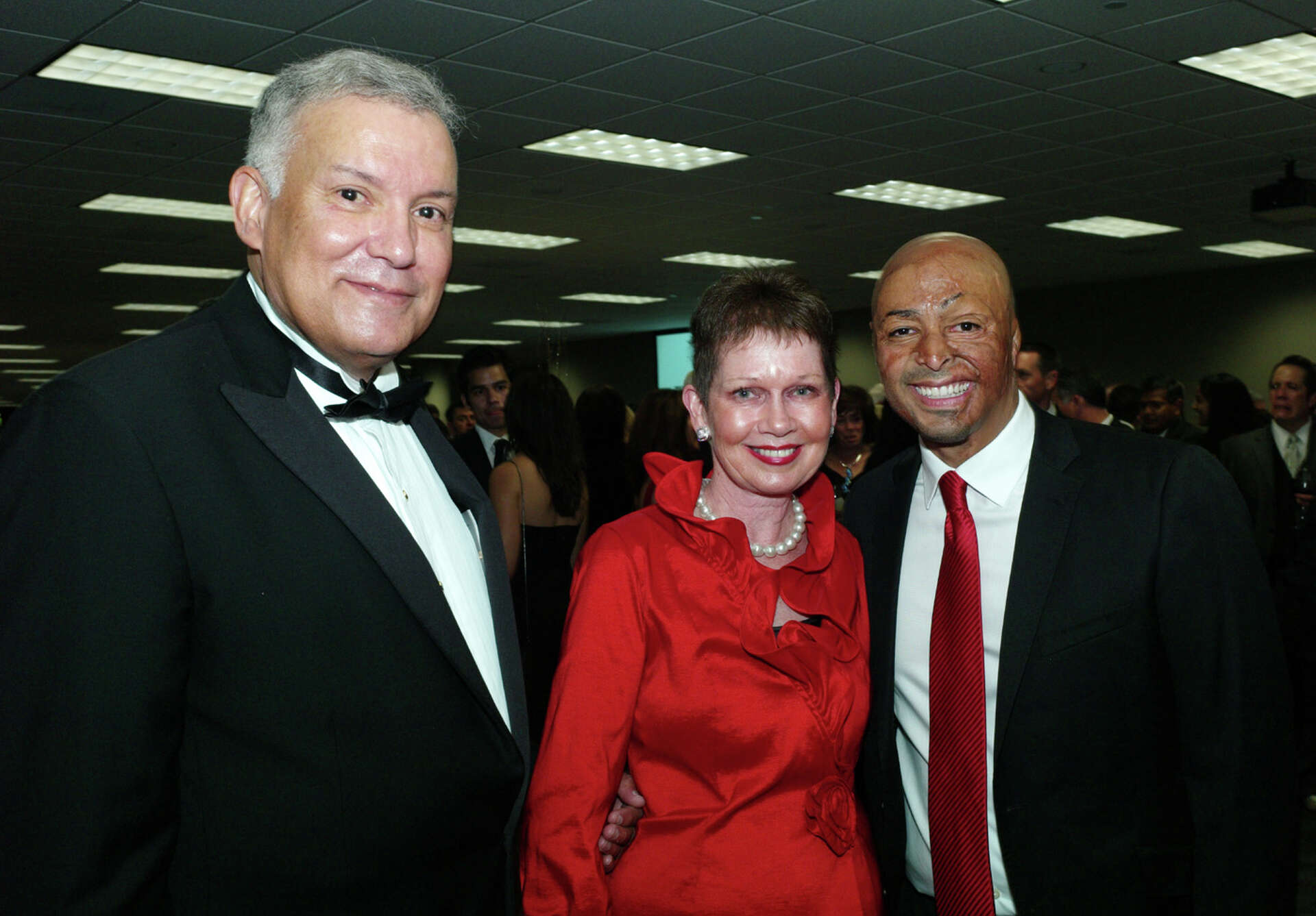 USAA's Robles retiring in early 2015