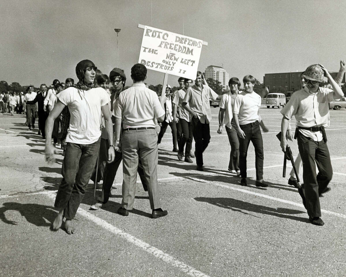 How did President Richard Nixon place a phone call to the moon?
