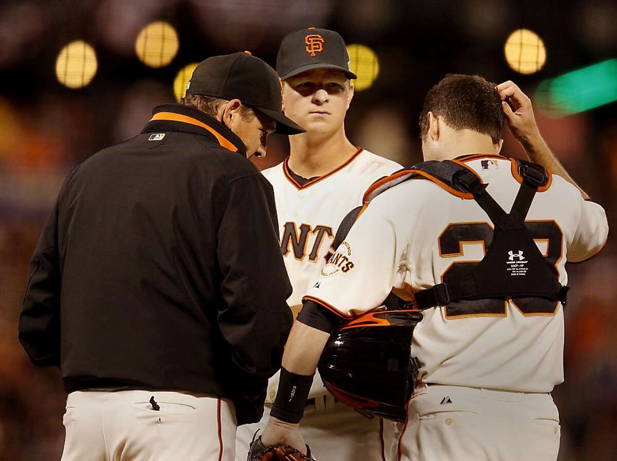 Giants lose Game 1 to Reds, 5-2