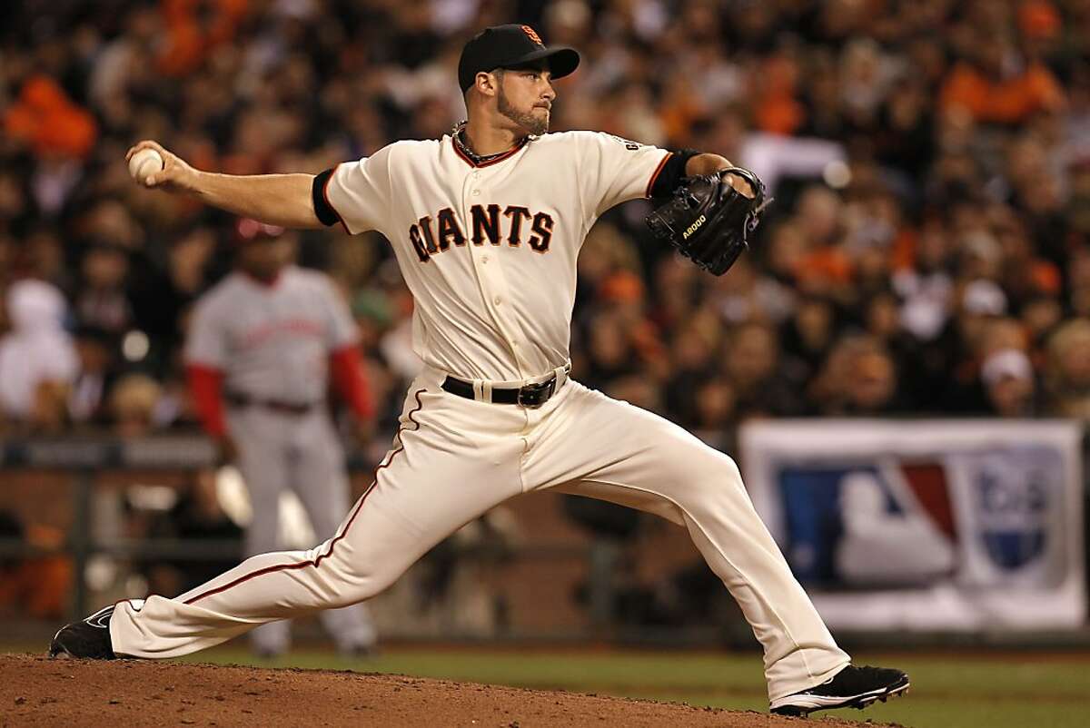 Giants lose Game 1 to Reds, 5-2