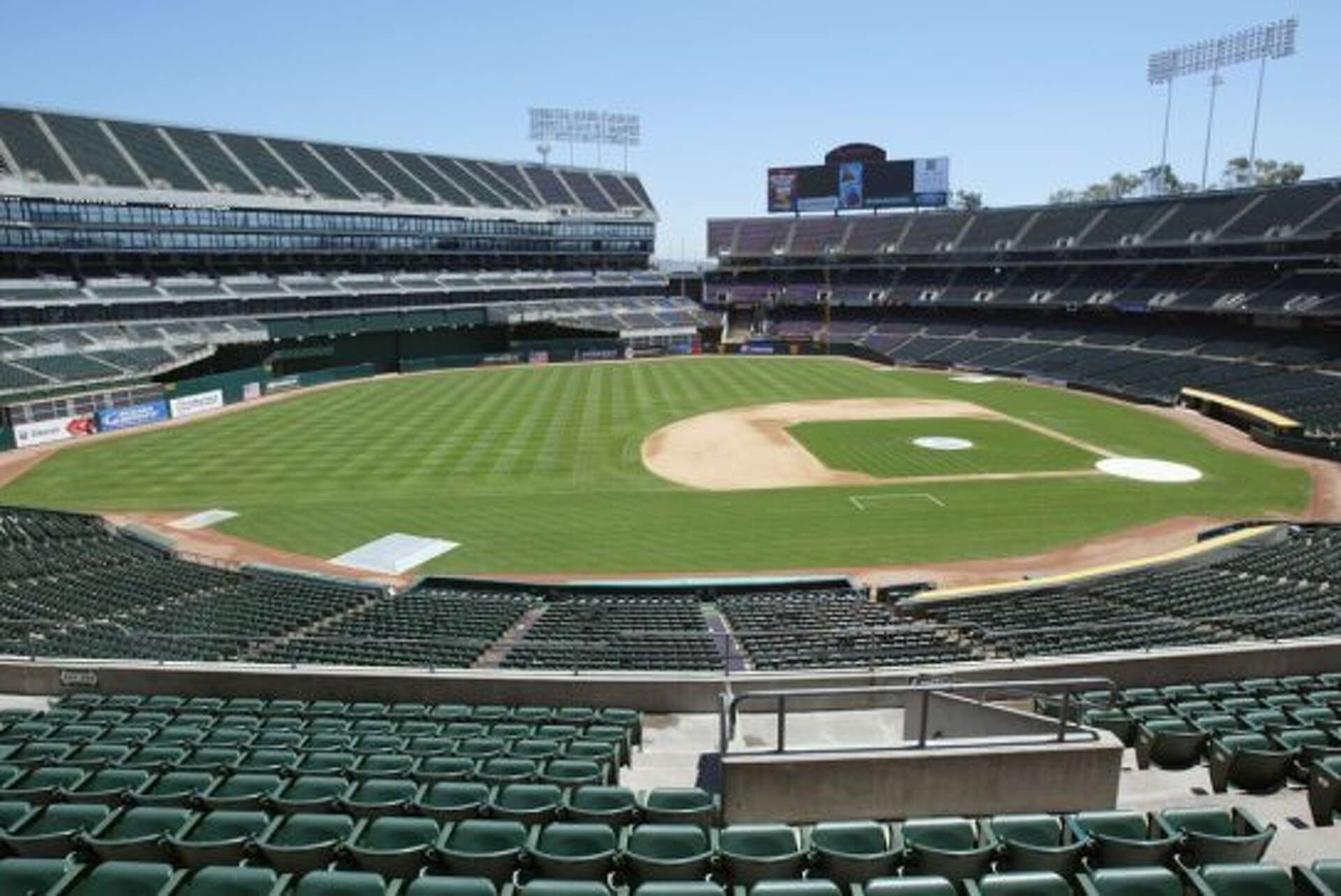 Oakland ballpark backers tout waterfront site