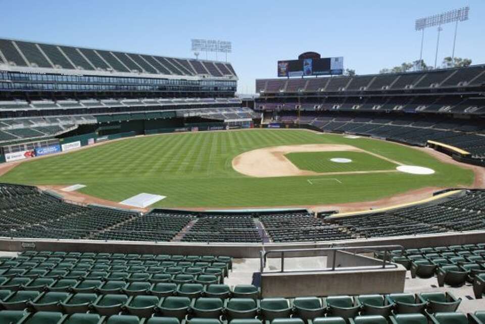 Oakland ballpark backers tout waterfront site