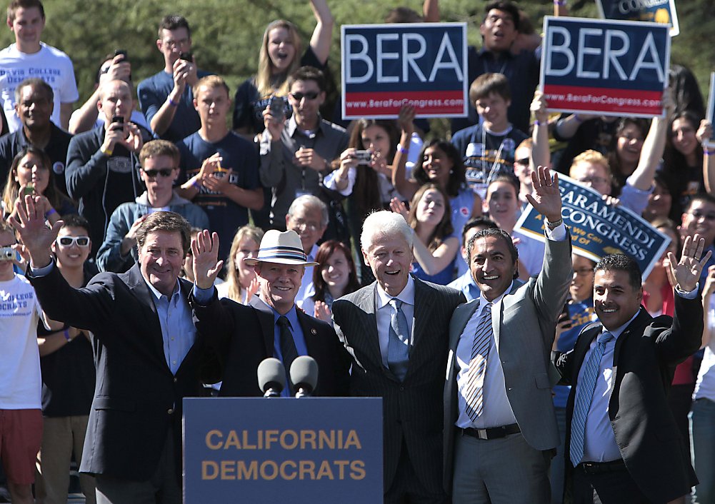 Bill Clinton draws 8,000 to UC Davis rally