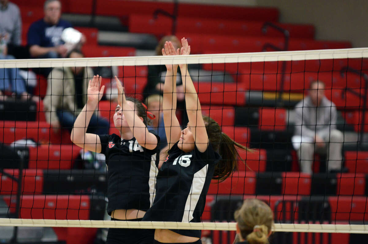 Stamford girls volleyball team gets past New Canaan in four games