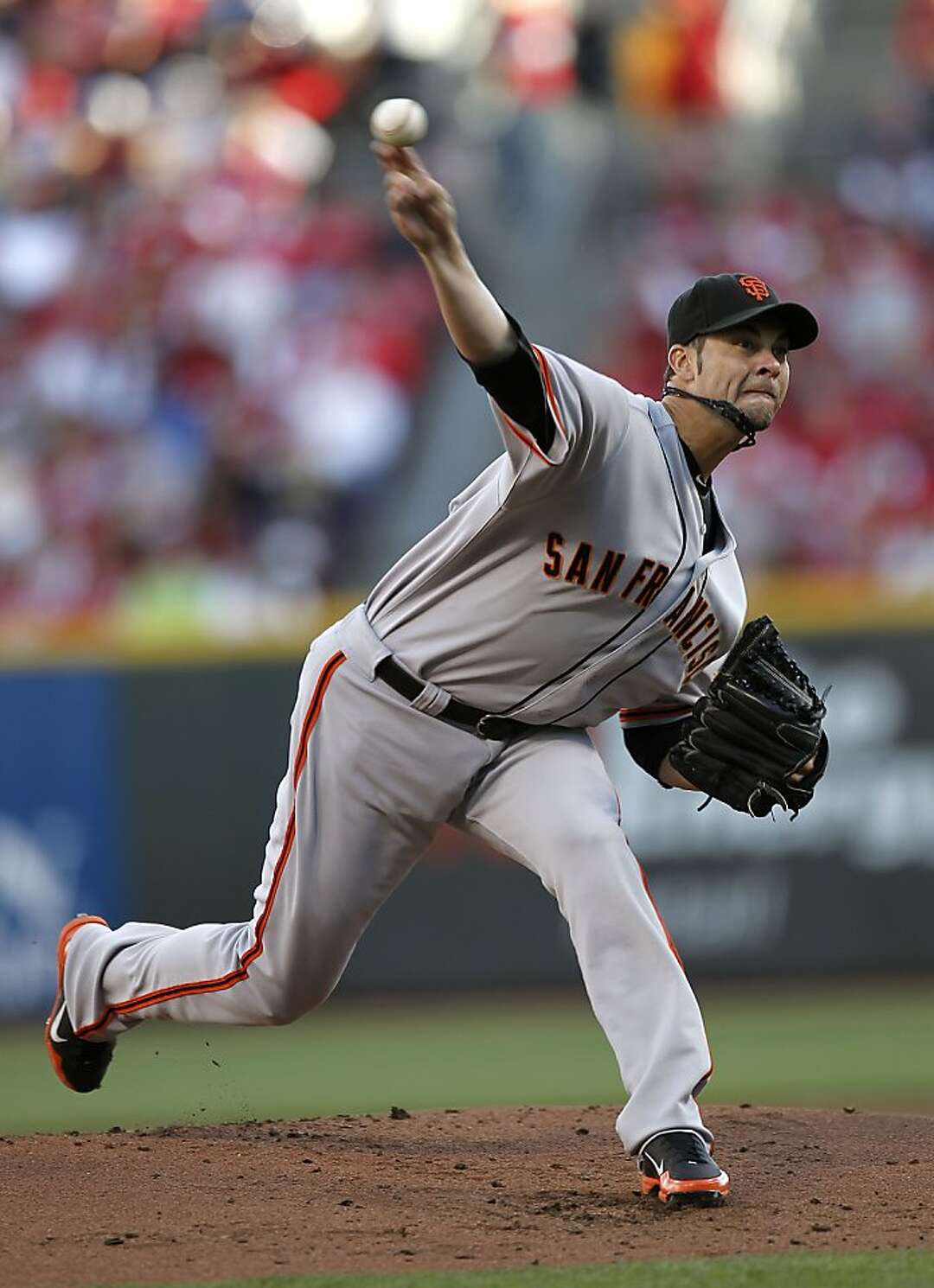 Giants stay alive behind pitching, guts