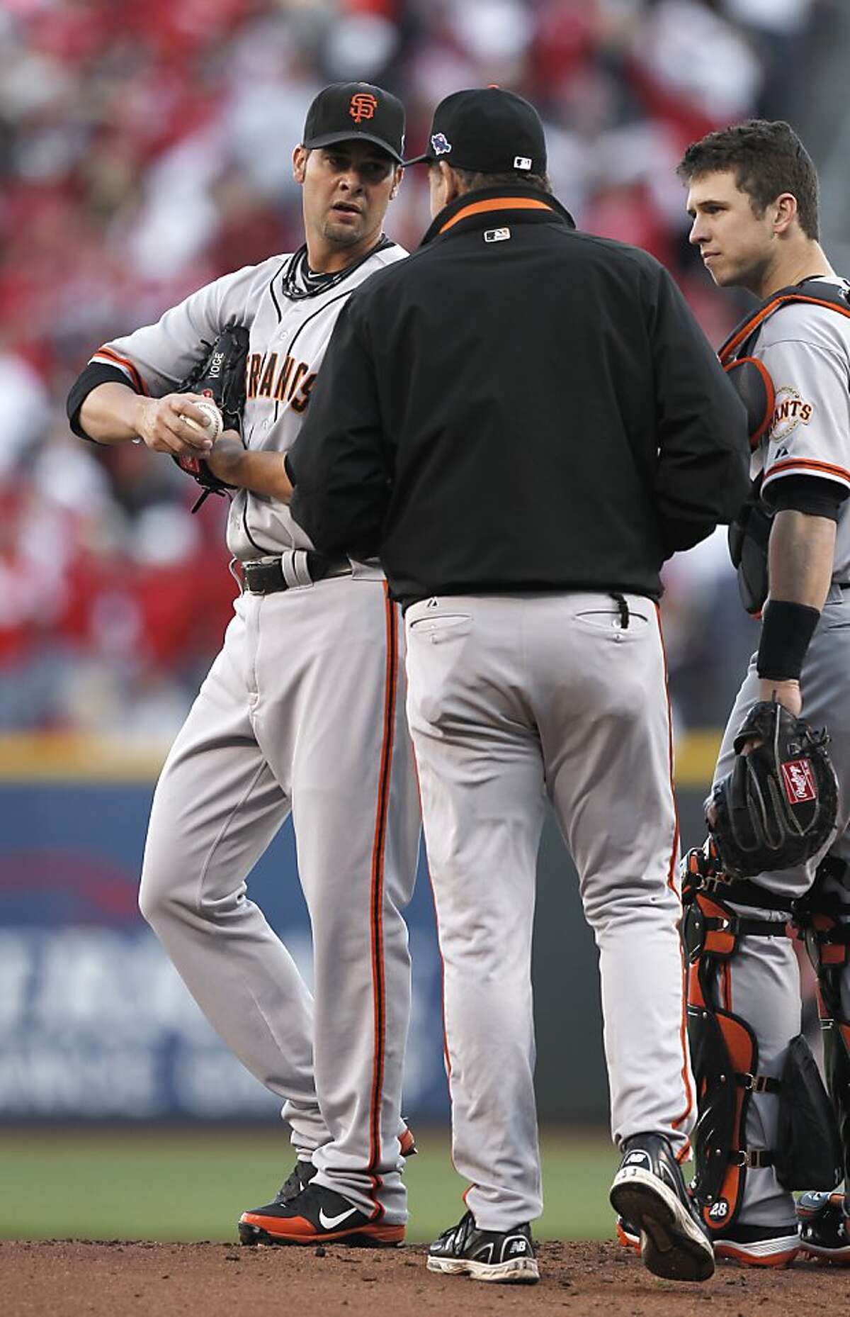 Giants stay alive behind pitching, guts
