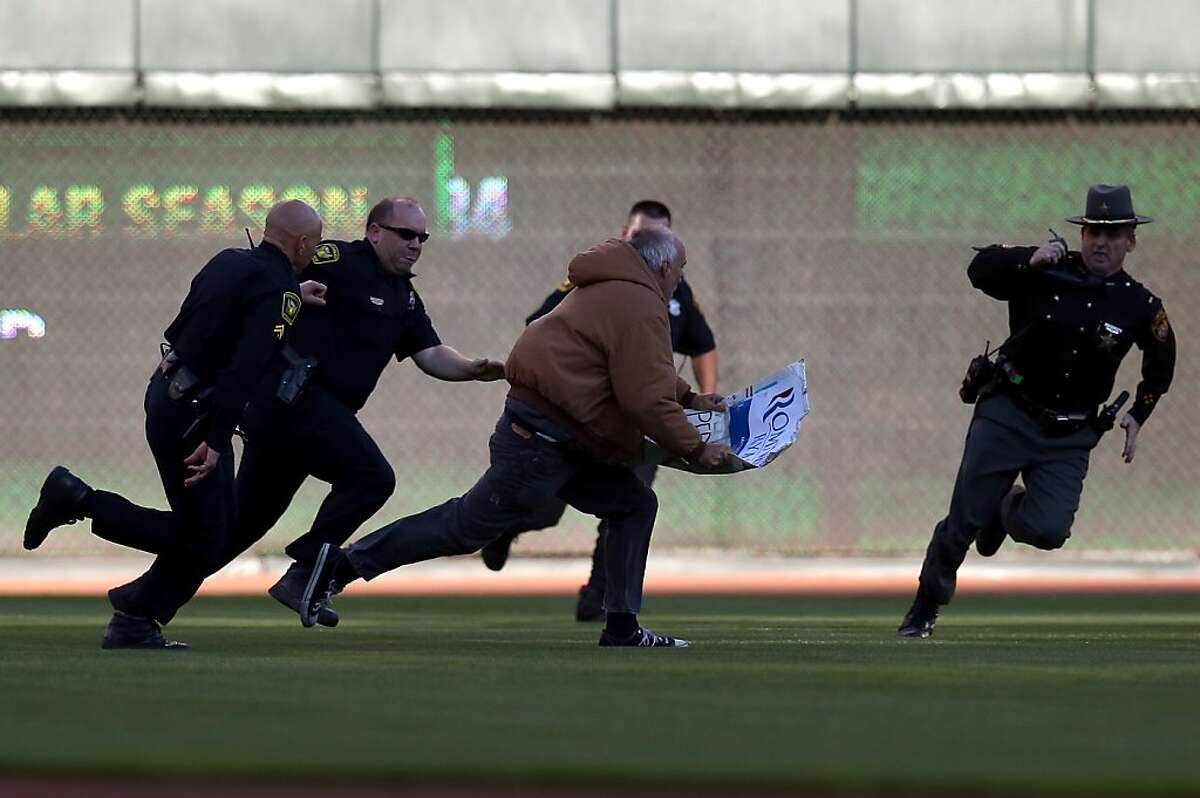 Giants stay alive behind pitching, guts