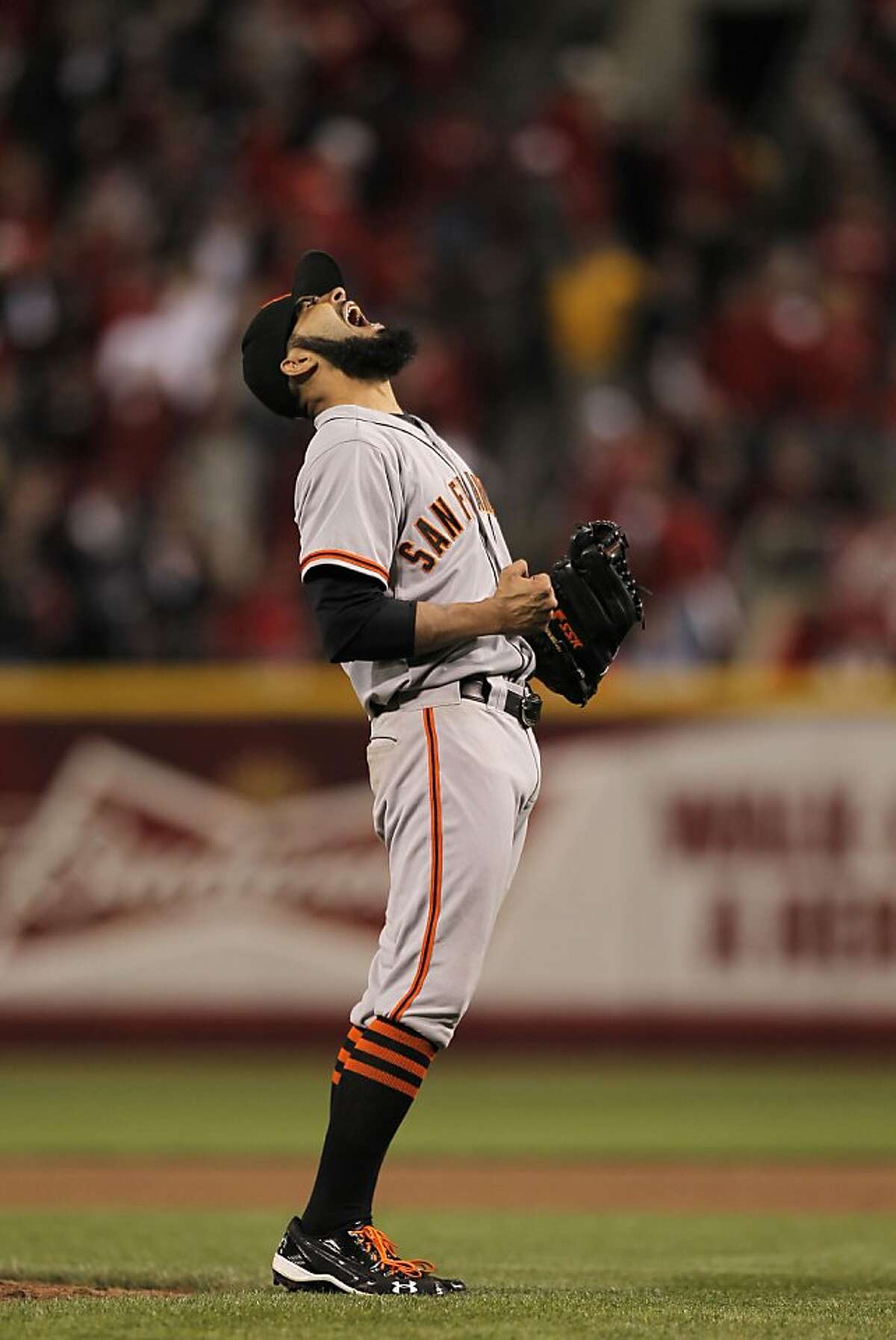 Giants stay alive behind pitching, guts