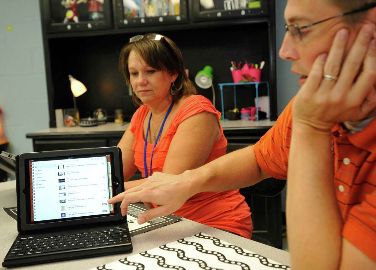 Hardin-Jefferson ISD implements new iPad program