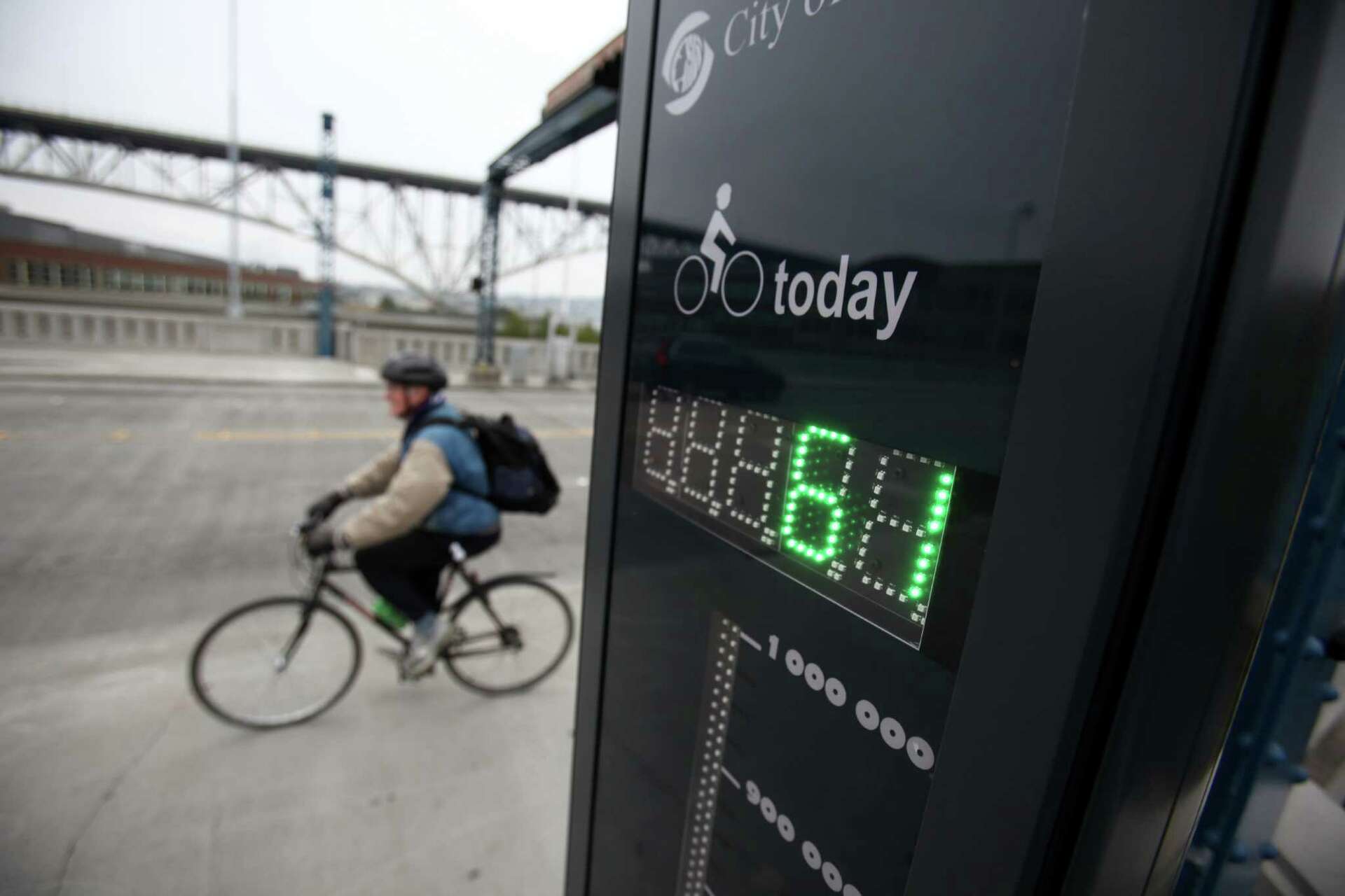Bike counter installed at Fremont Bridge