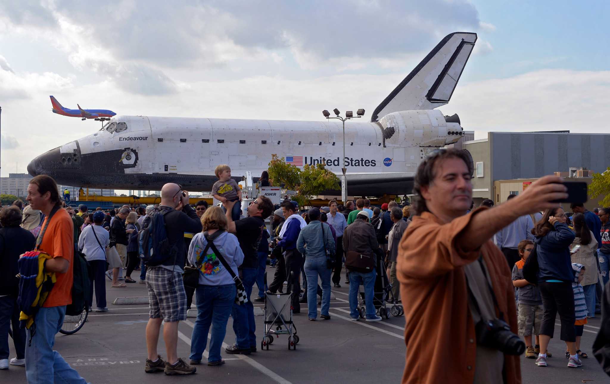 Shuttle Xing: Endeavour treks through LA streets