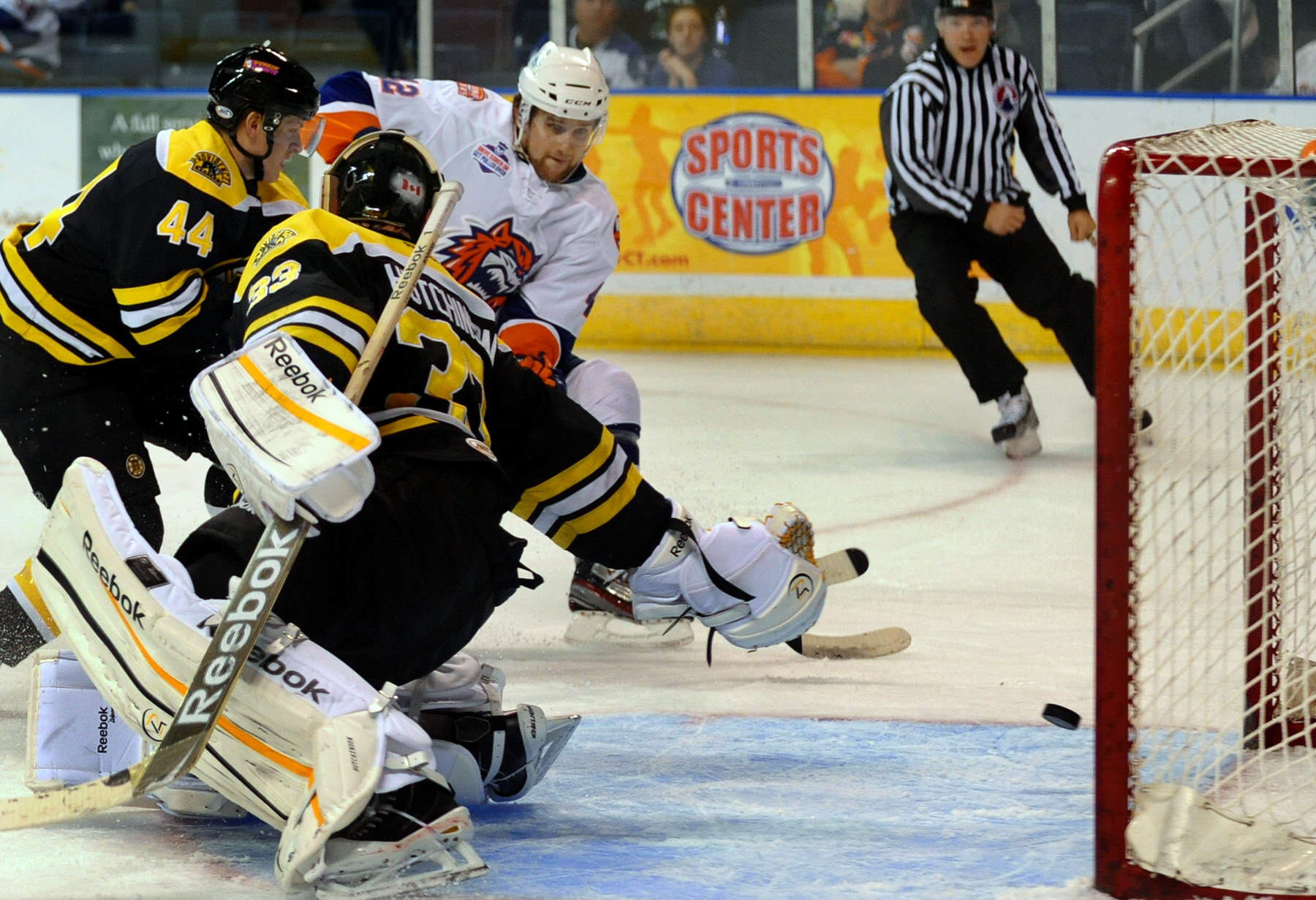 Fill-in Poulin helps Sound Tigers win home opener