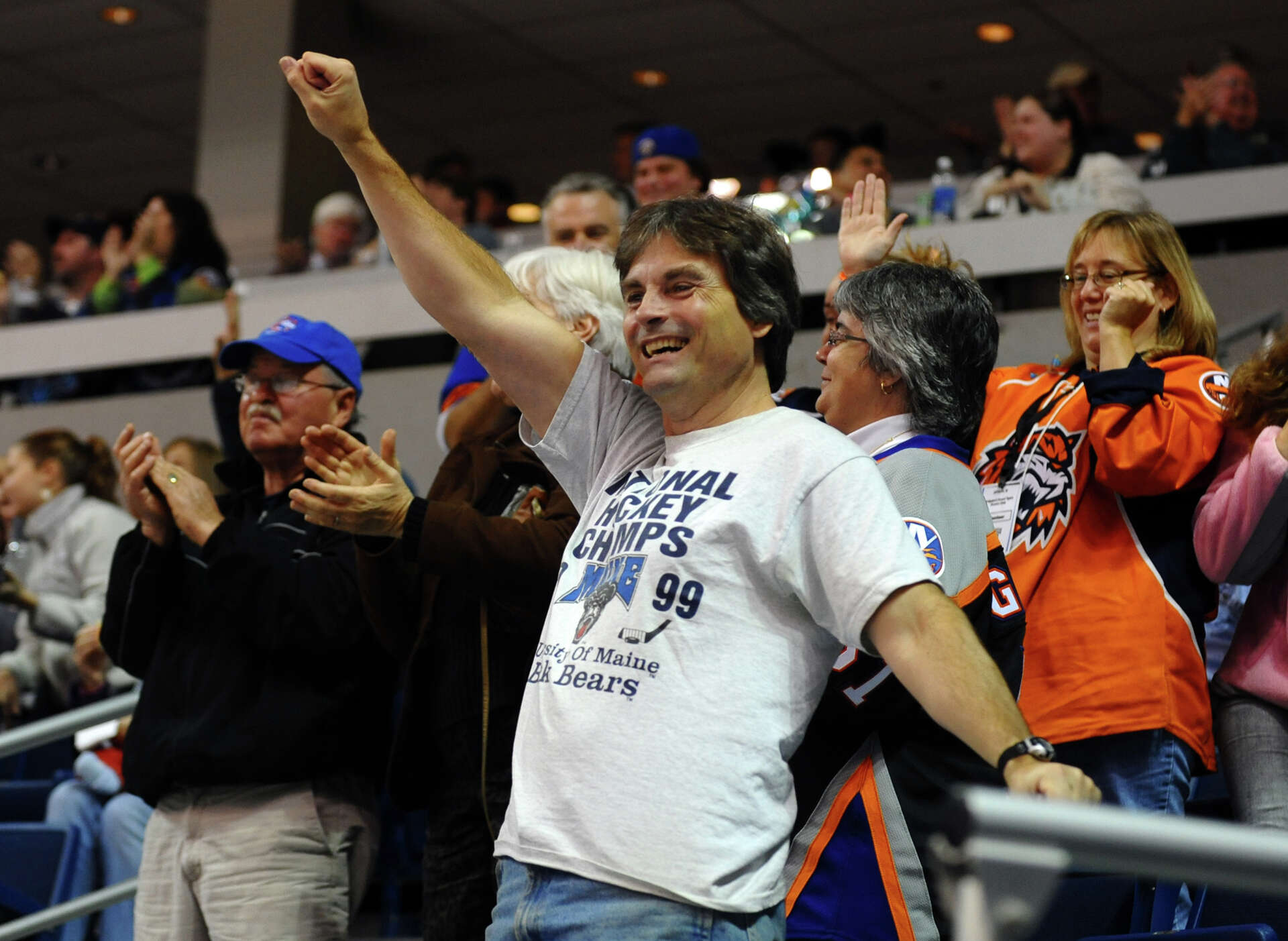 Fill-in Poulin helps Sound Tigers win home opener