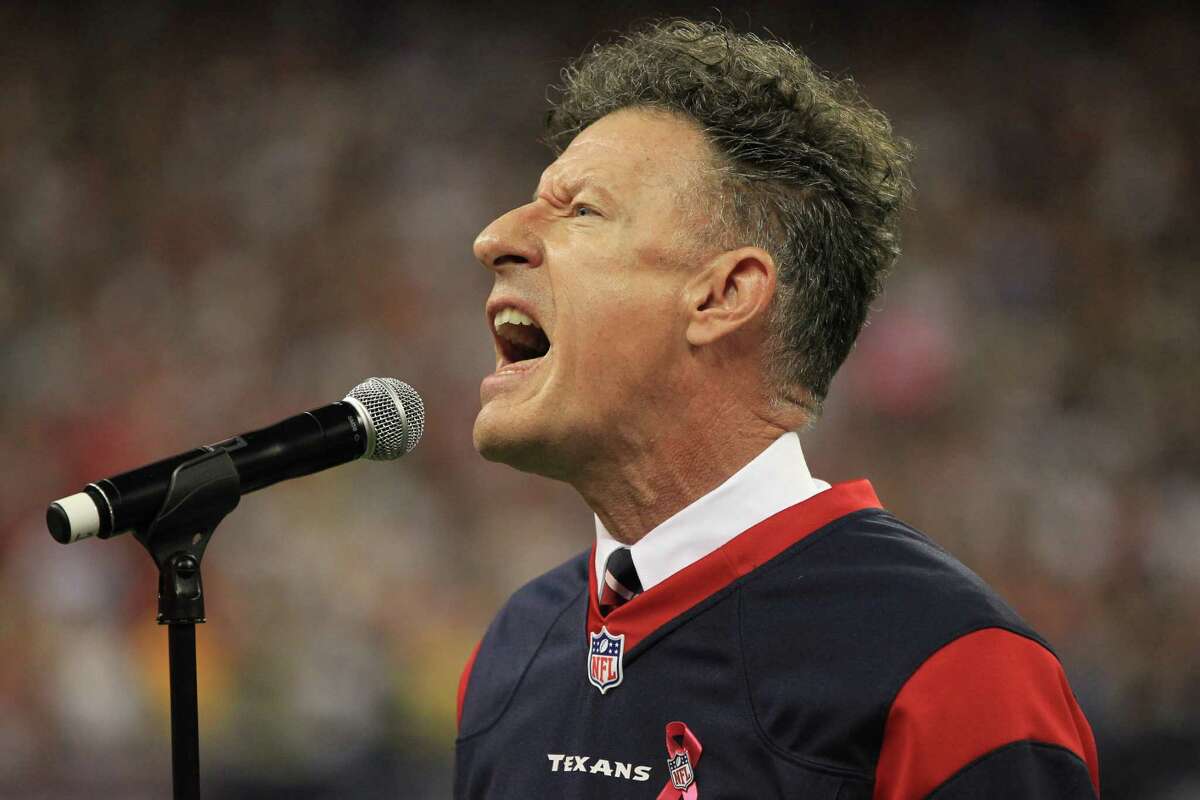 Lyle Lovett’s marathon show at Tobin draws 1,500