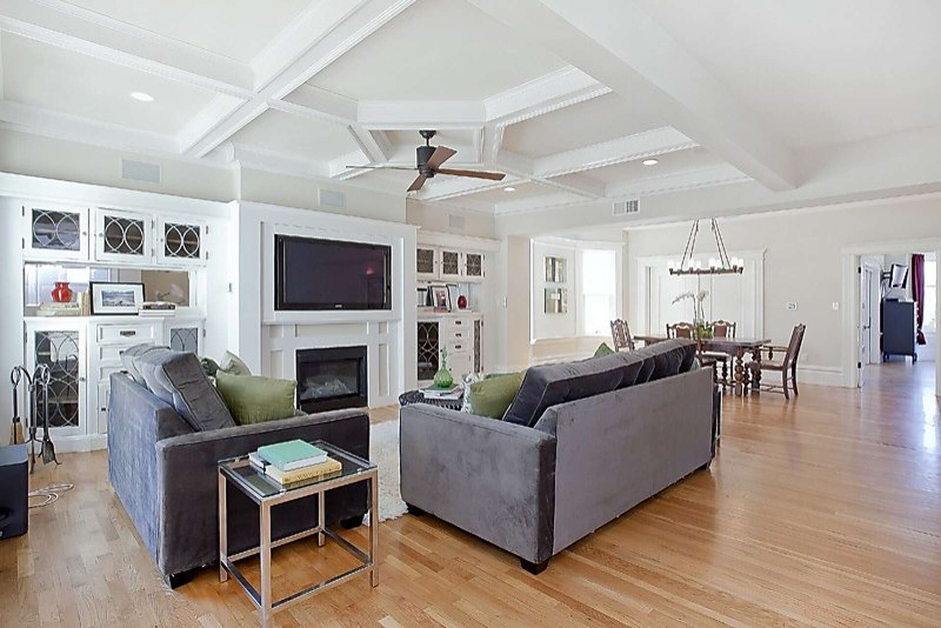 Northern Park condo offers open floor plan and bay windows