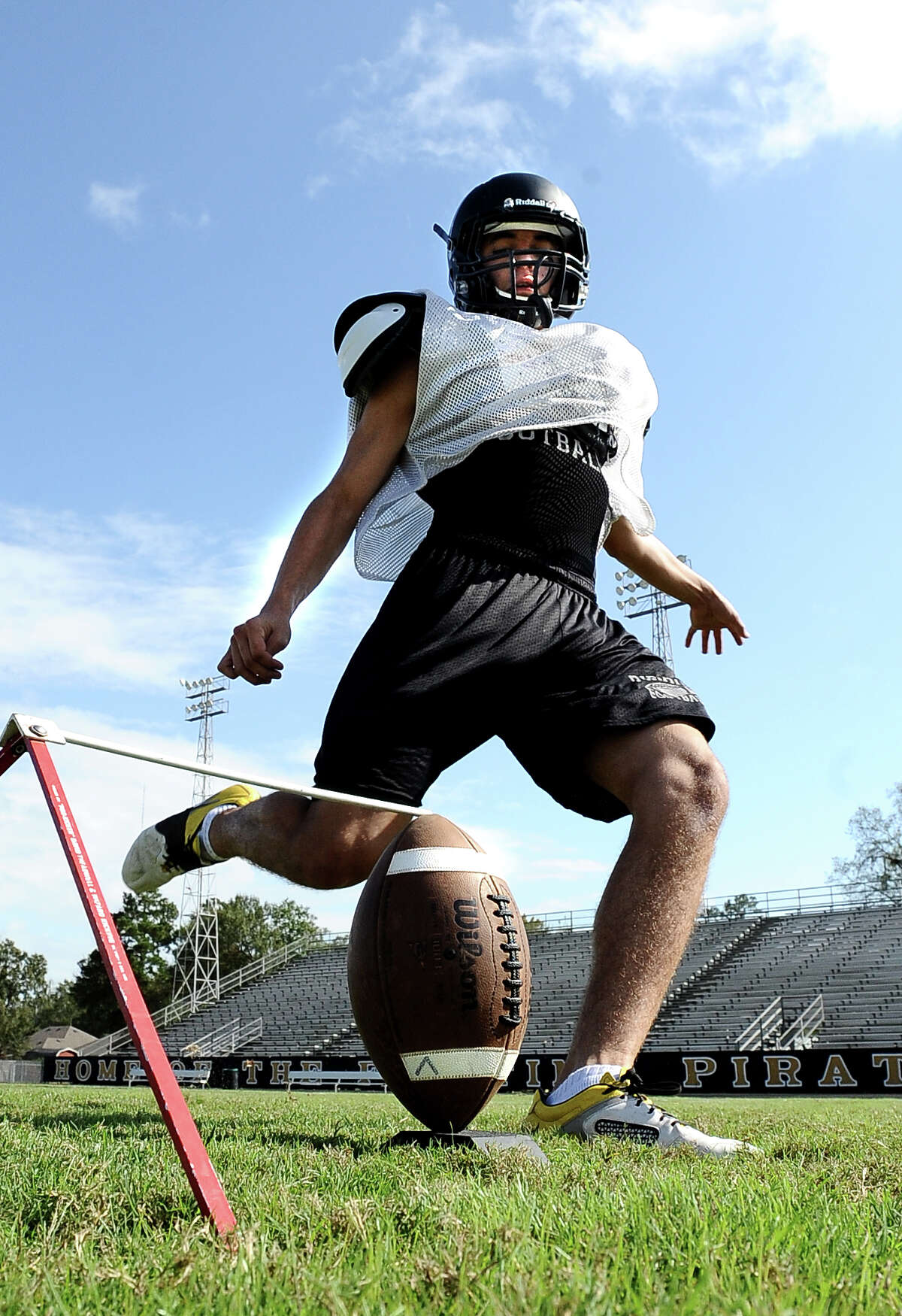 Football kickers face fear, pressure
