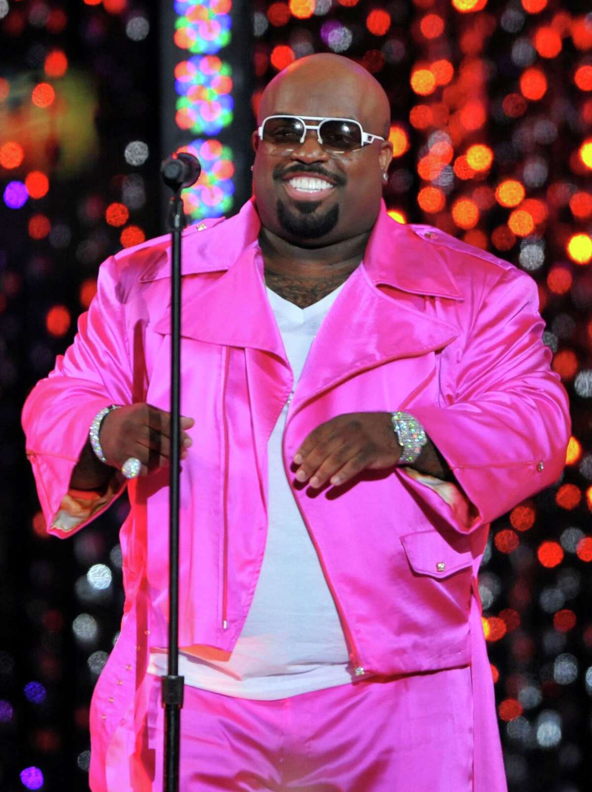 Cee Lo spreads some Christmas magic