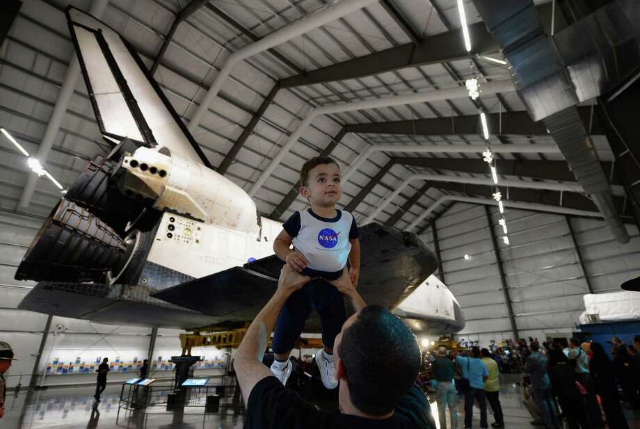 Space shuttle Endeavour goes on display in L.A. - seattlepi.com